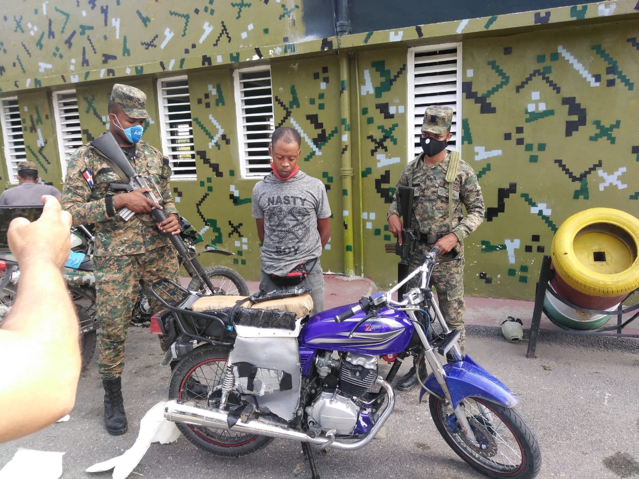 Apresan Hombre En San Juan Con Dos Pacas De Un Vegetal Que Se Presume