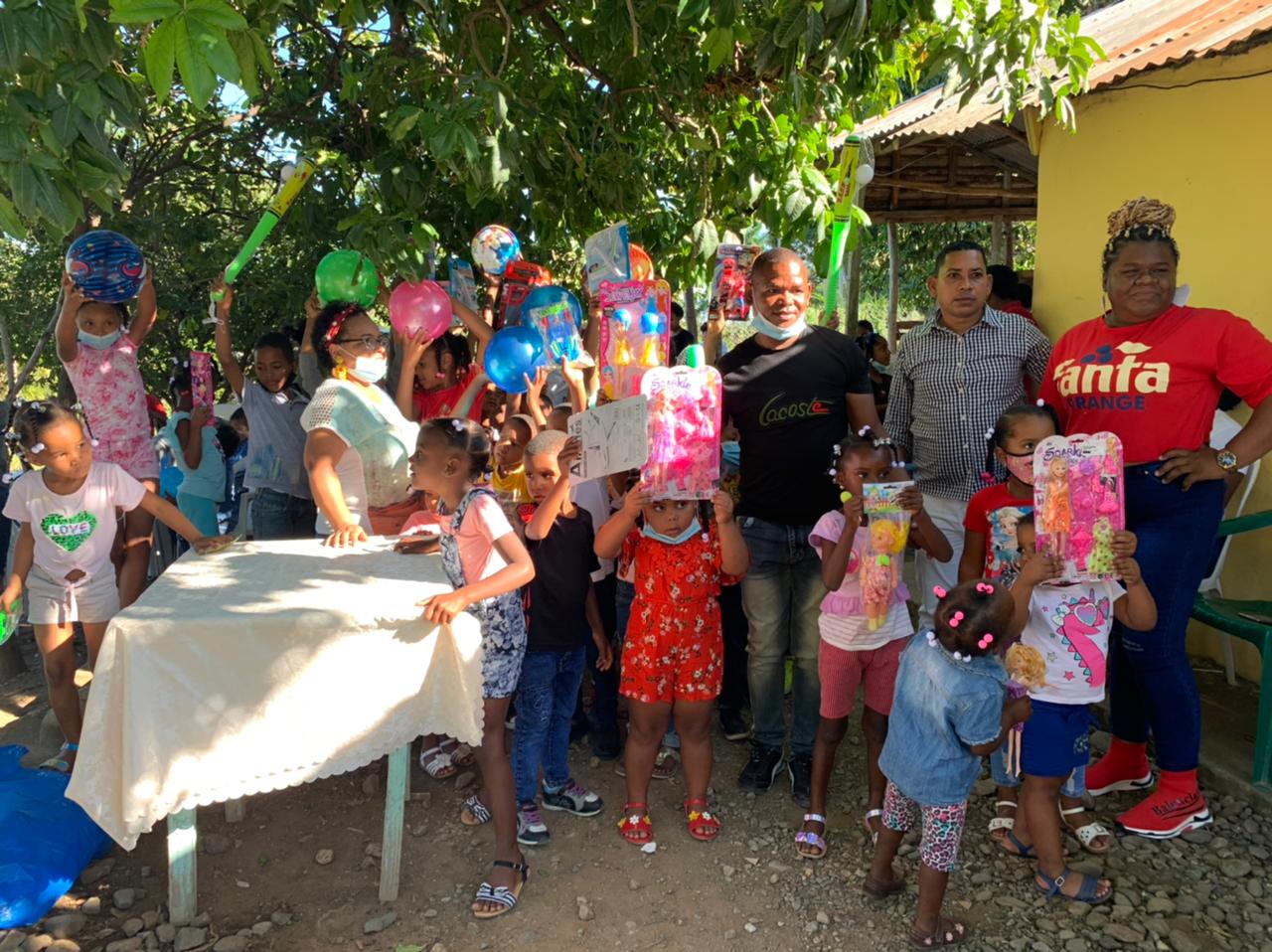 Nuevo Renacer entrega juguetes, cuadernos, libros, lápices y más a ...