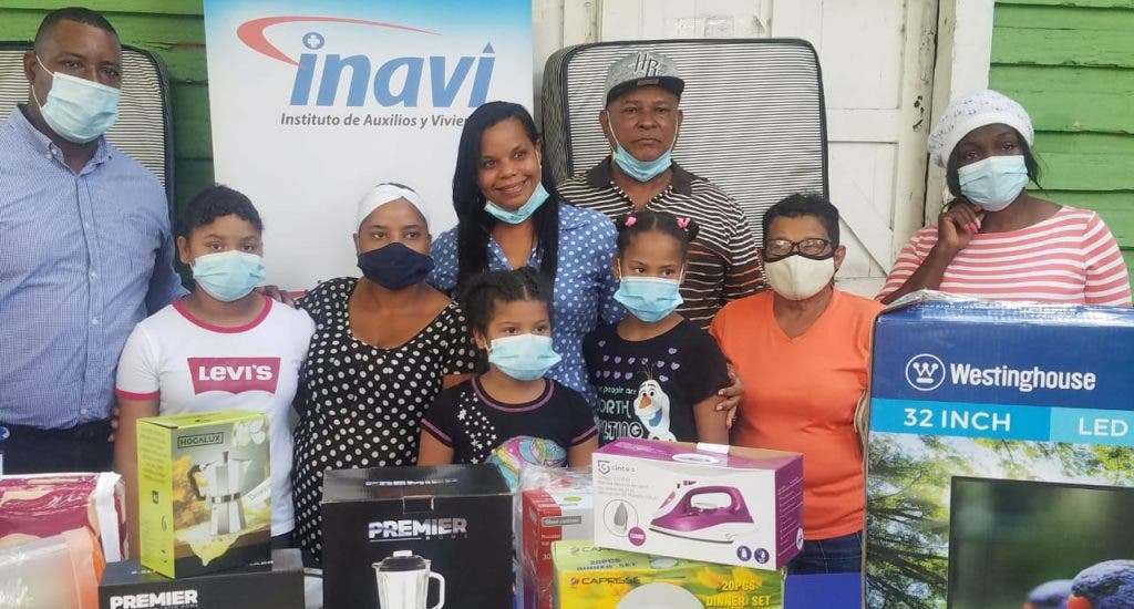 INAVI entrega ayuda a familia que perdió todos sus ajuares al ...