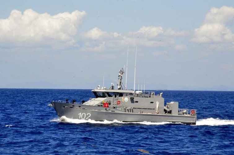 La Armada rescata seis personas a bordo de embarcación a la deriva ...