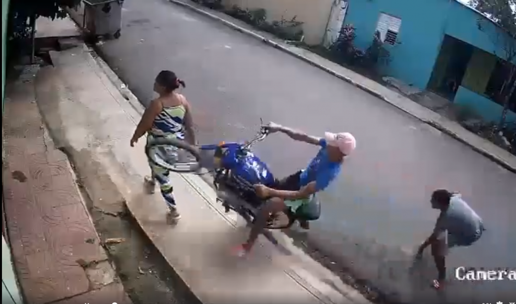VÍDEO // Mujer es atropellada por dos jóvenes abordo de una motocicleta ...
