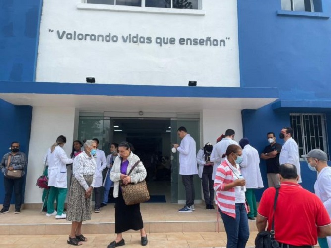 Colegio Médico paraliza servicios hospital SEMMA en Santiago - Las ...