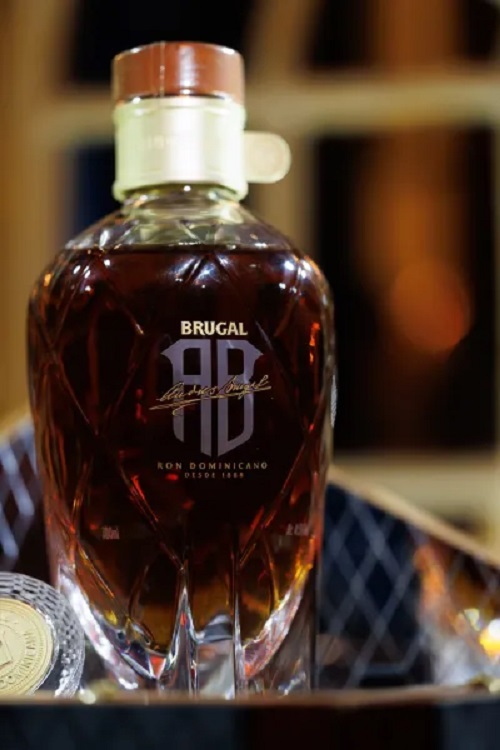 Brugal lanza ron de 2,800 dólares la botella - Las Calientes del Sur
