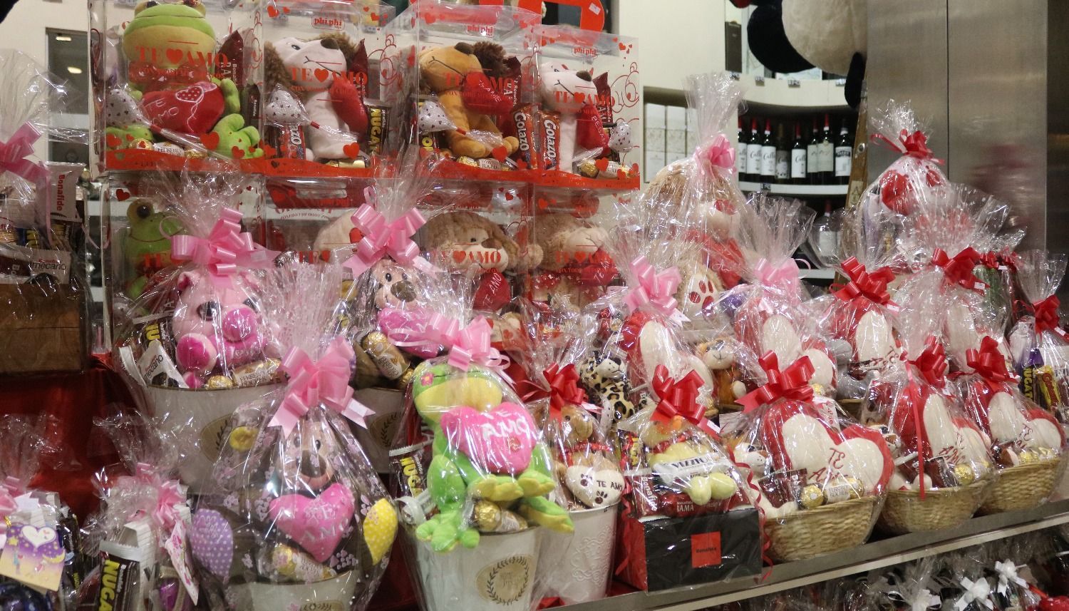 Enamorados eligen regalos para celebrar el Día de San Valentín - Las ...