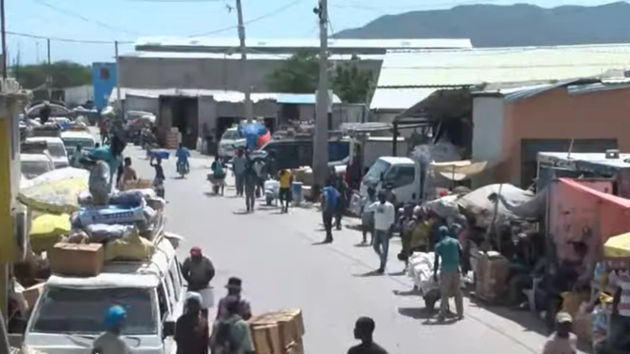 Jimaní: Aceleran paso de camiones antes de cierre fronterizo - Las ...
