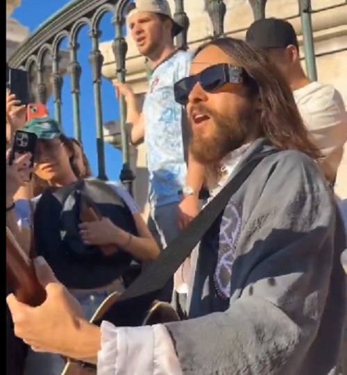 (VIDEO) Jared Leto sorprende a sus fans con un concierto improvisado en ...