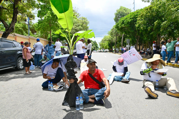 Peregrinos de El Seibo bloquean tránsito frente al Palacio Presidencial ...