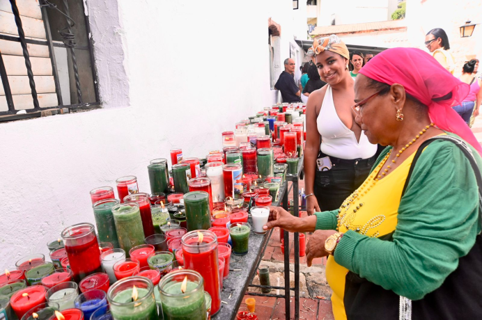 Con espada en manos, San Miguel Arcángel recibe católicos claman ...