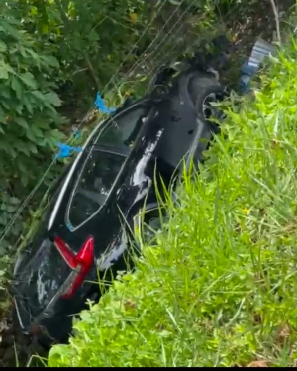 Conductor de yipeta pierde el control y cae en alcantarilla en tramo ...