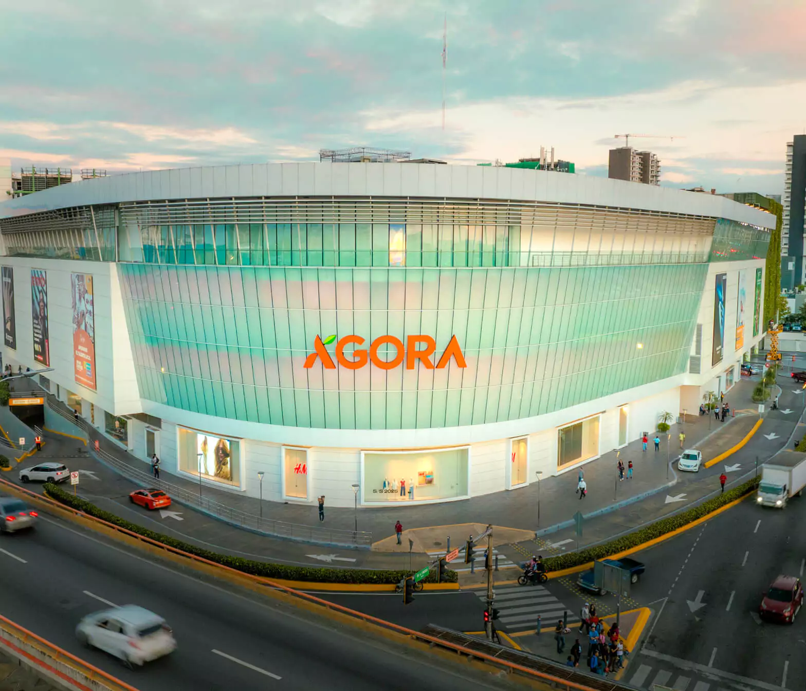 Ágora Mall lamenta incidente ocurrido en su torre de parqueos - Las ...