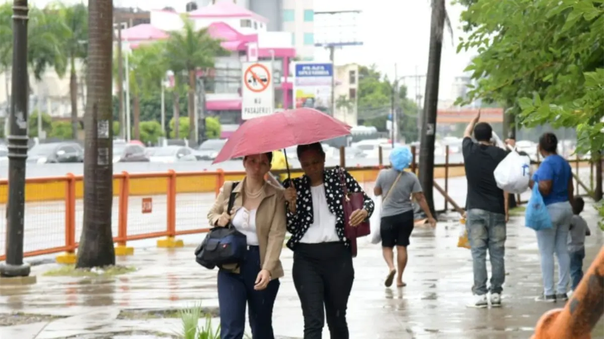 Aguaceros y tronadas en varias provincias por vaguada y onda tropical ...