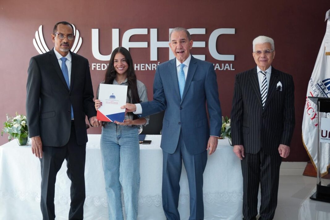 UFHEC recibe a 91 nuevos becados del MESCyT en programas de grado y ...