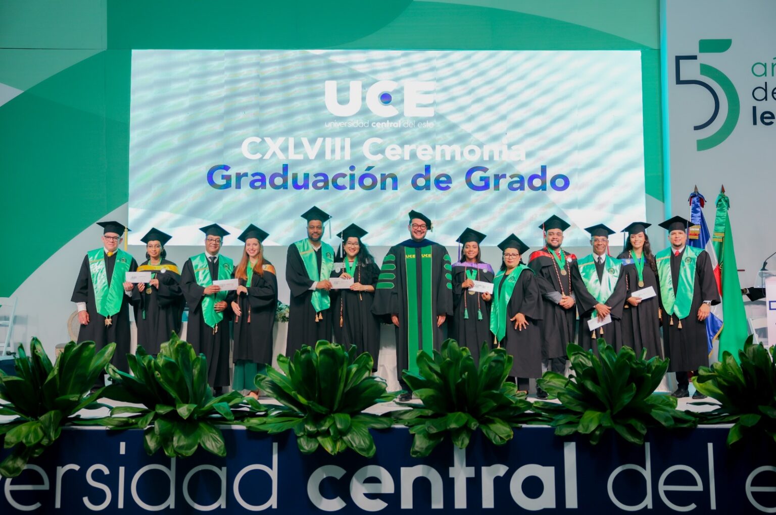 La UCE inviste a 1,459 nuevos profesionales en grado, posgrado y ...