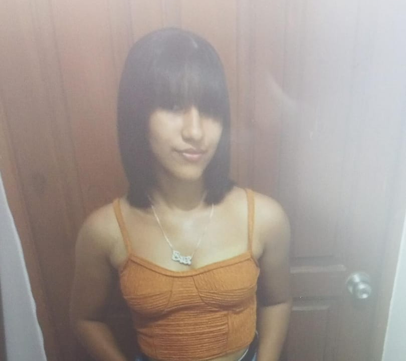 Joven muer3 apl4stada por camión cargado de postes del tendido ...